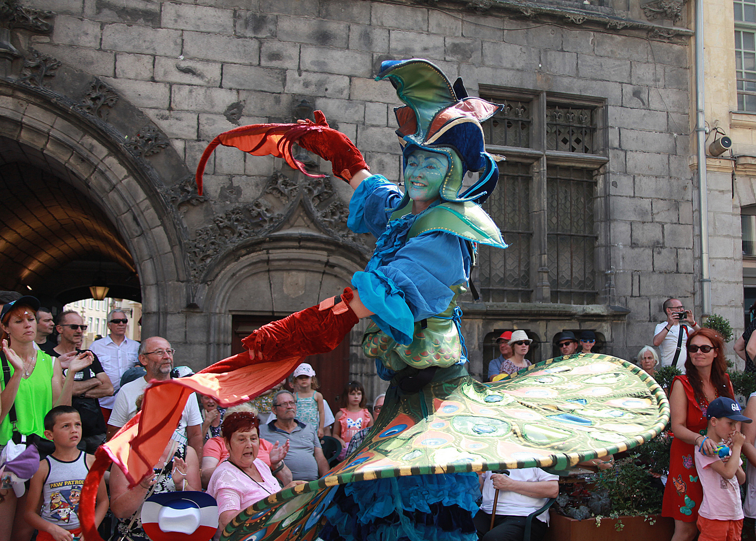 Défilé de Gayant - Sur des échasses... photo et image | personnes ...