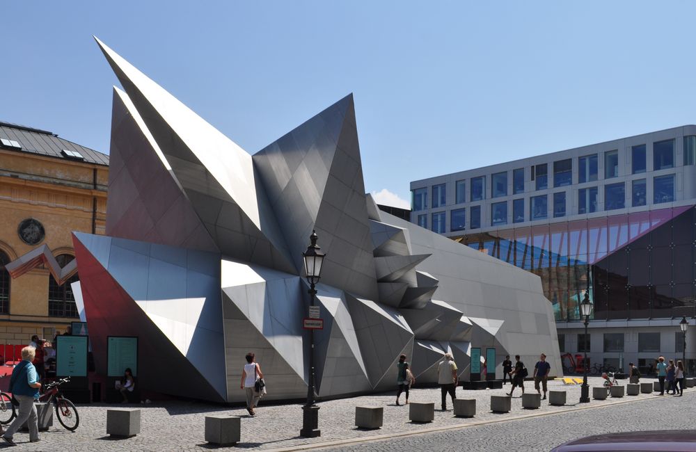 Dekonstruktivismus hinter der Oper - von COOP Himmelb(l)au Foto & Bild ...