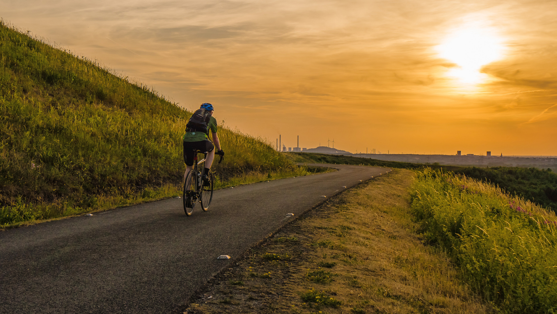 Dem Sommer entgegen Foto & Bild | sonnenuntergang, abendstimmung, nrw ...