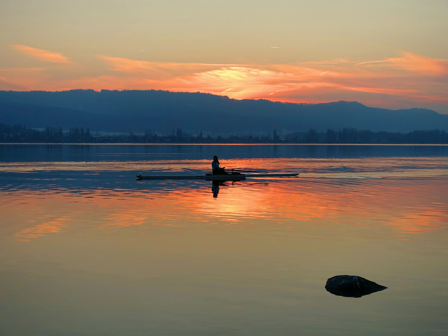 Den Sonnenuntergang im Ruderboot genießen Foto & Bild | sport ...