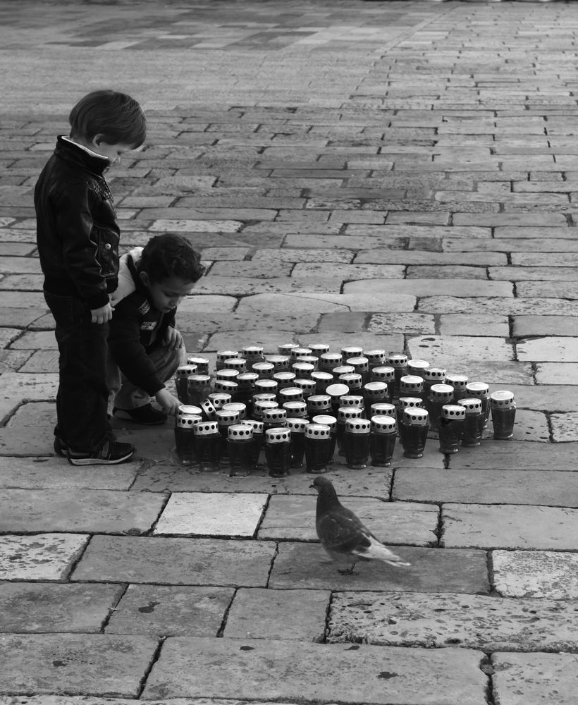 Denk-mal der Menschlichkeit Foto & Bild | streetfotografie mit menschen, street: spontane ...