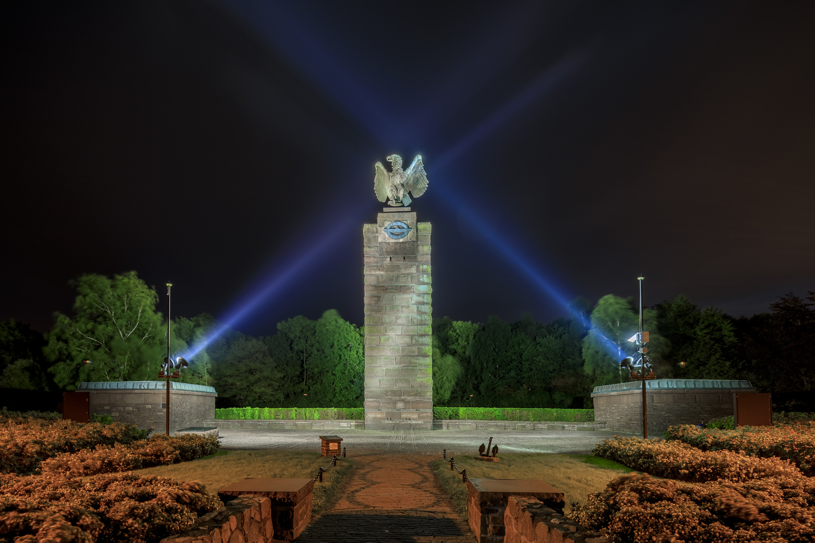Denkmal... Foto & Bild | architektur, architektur bei nacht, techniken ...