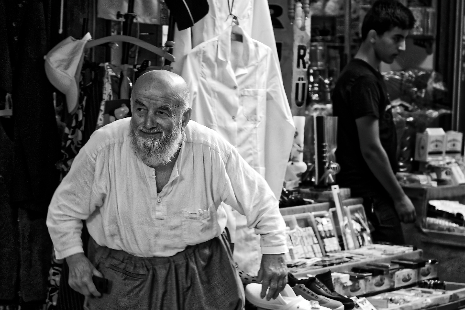 der alte Mann Foto & Bild | streetfotografie mit menschen, street, monochrome Bilder auf ...
