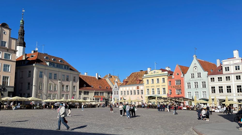 Der alte Rathausplatz von Tallinn Foto & Bild | architektur, europe ...