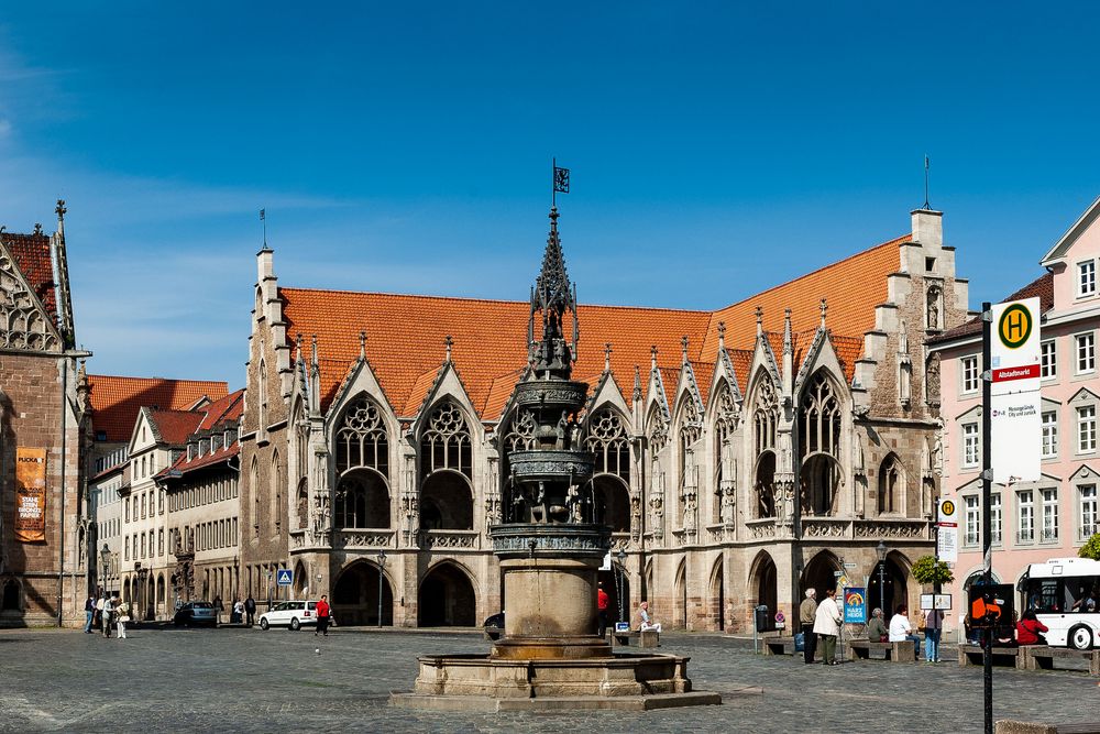 Der Altstadtmarkt in Braunschweig mit Marienbrunnen und Altstadtrathaus ...