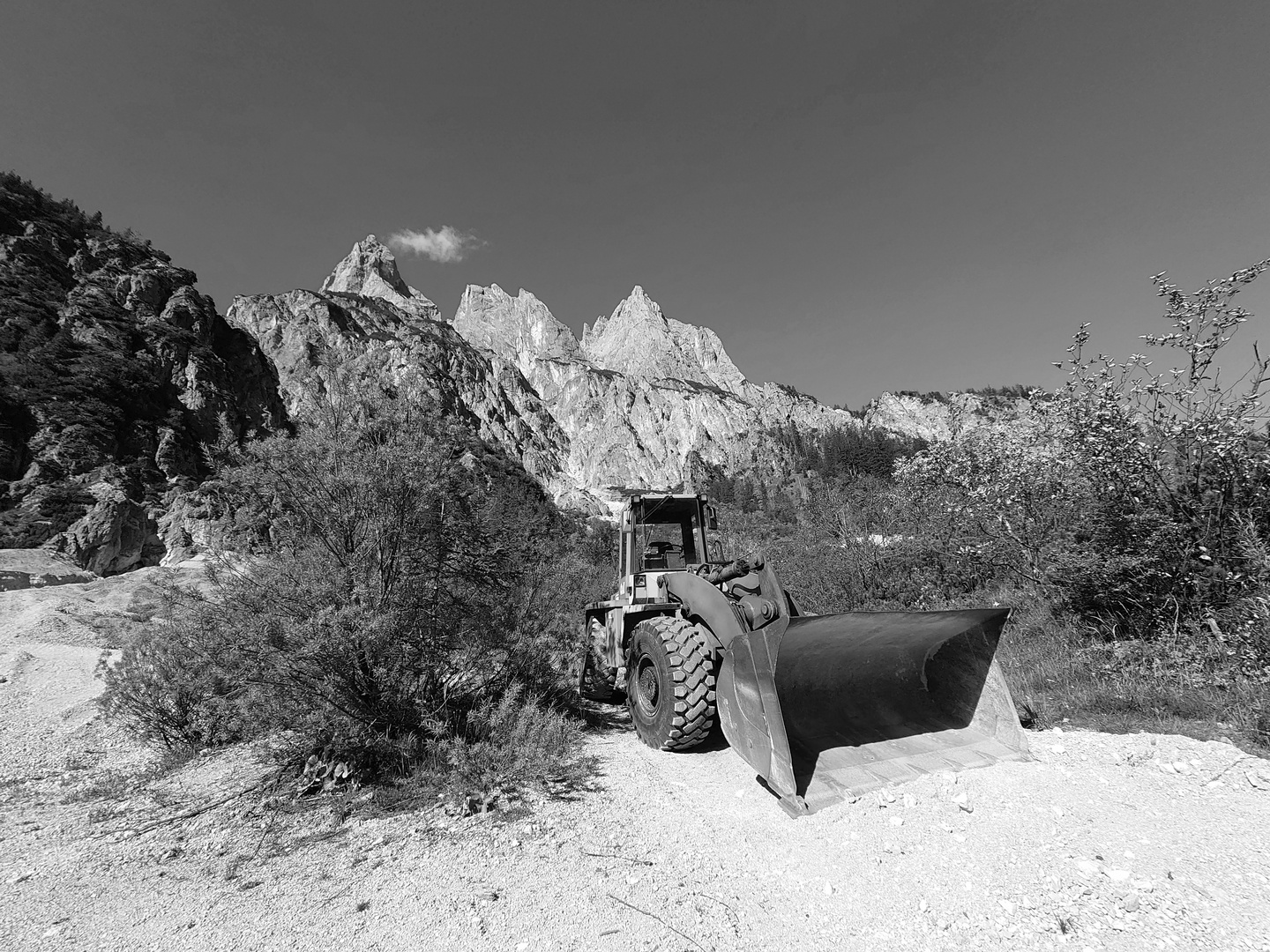 Der Bagger mitten in den Bergen Foto & Bild | world, sw, bagger Bilder ...