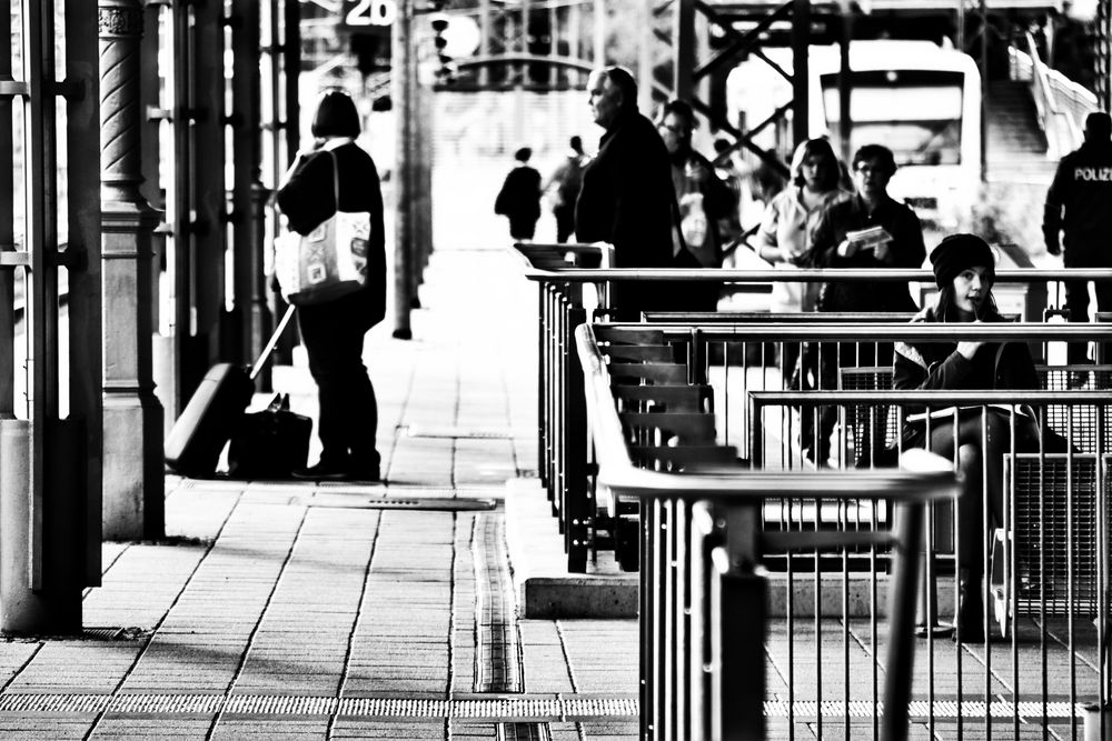 Der Bahnhof Foto & Bild | erwachsene, portrait, streetfotografie mit menschen Bilder auf ...