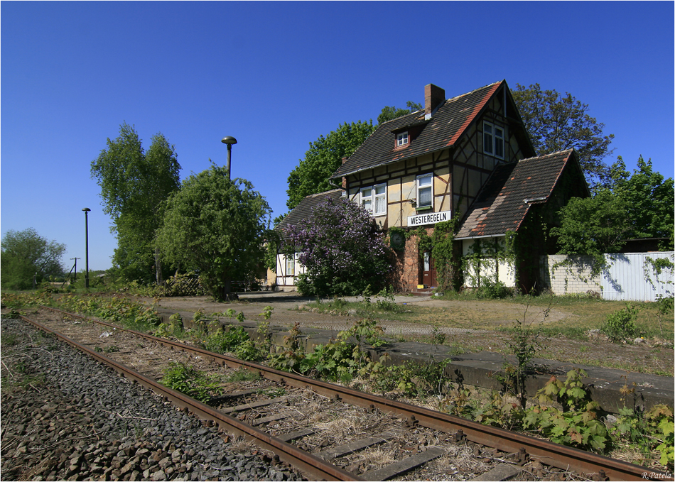 Der Bahnhof von Westeregeln Foto & Bild | architektur, bahnhöfe & gleise, profanbauten Bilder ...