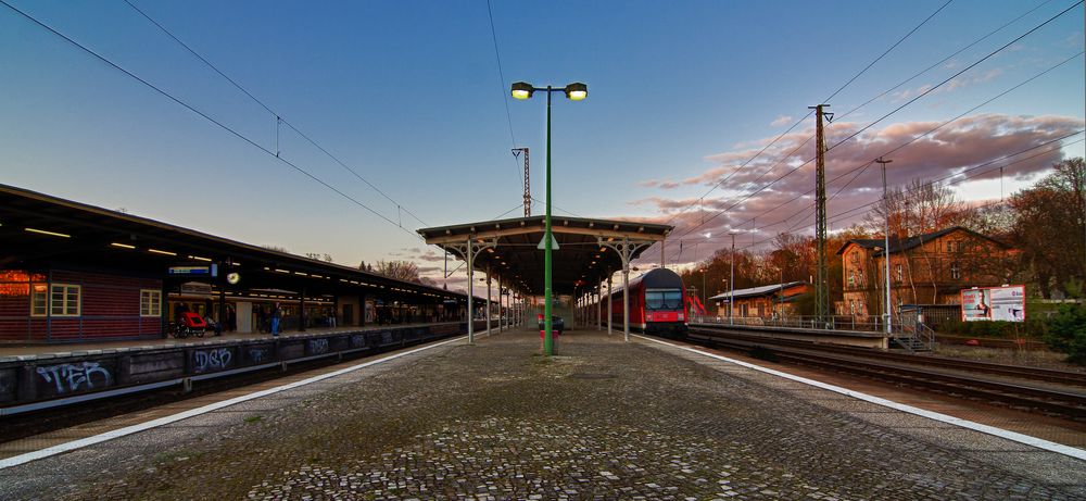 Der Bahnsteig... Foto & Bild | architektur, bahnhöfe & gleise ...