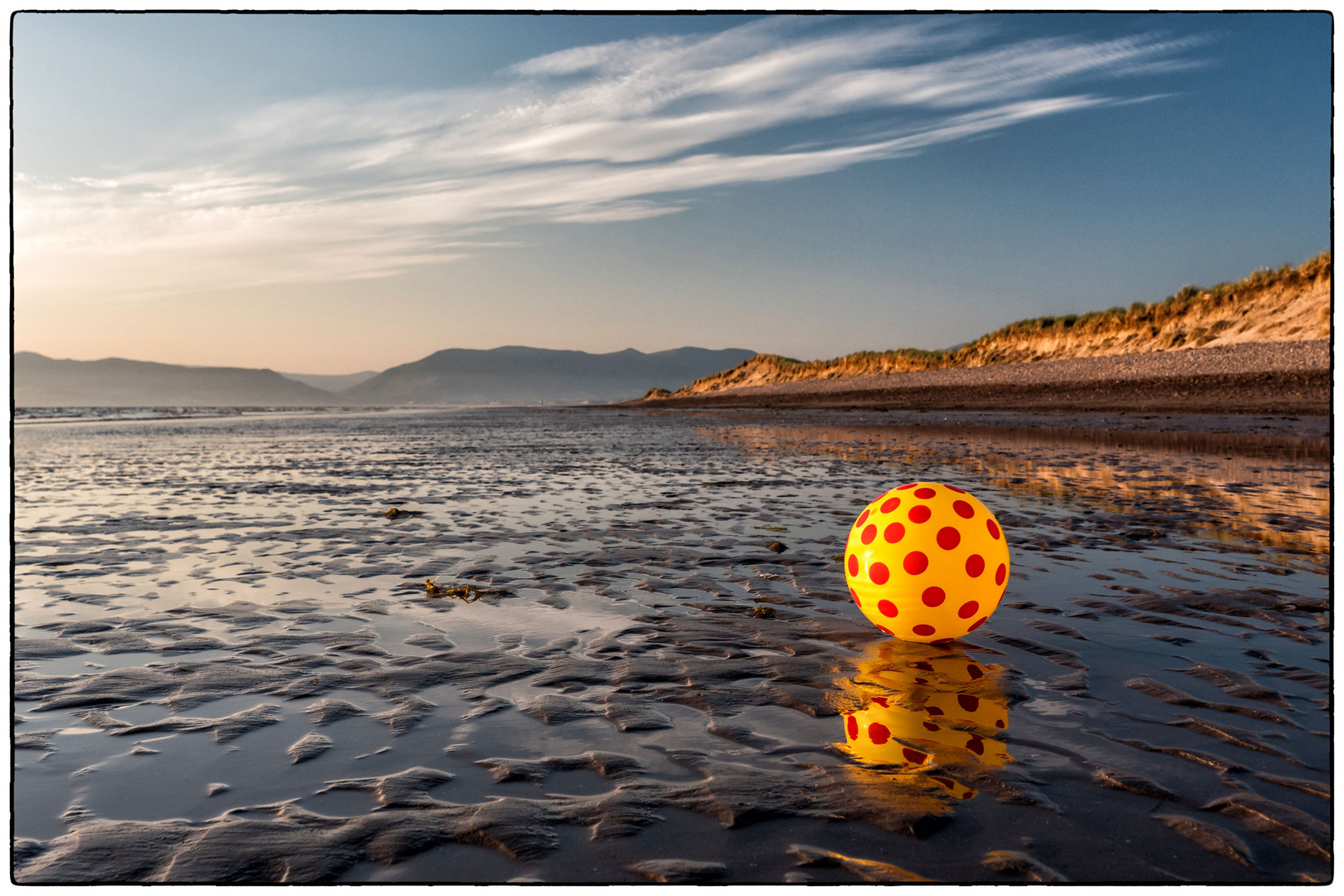 Der Ball Foto & Bild | stillleben, landschaft, meer & strand Bilder auf ...