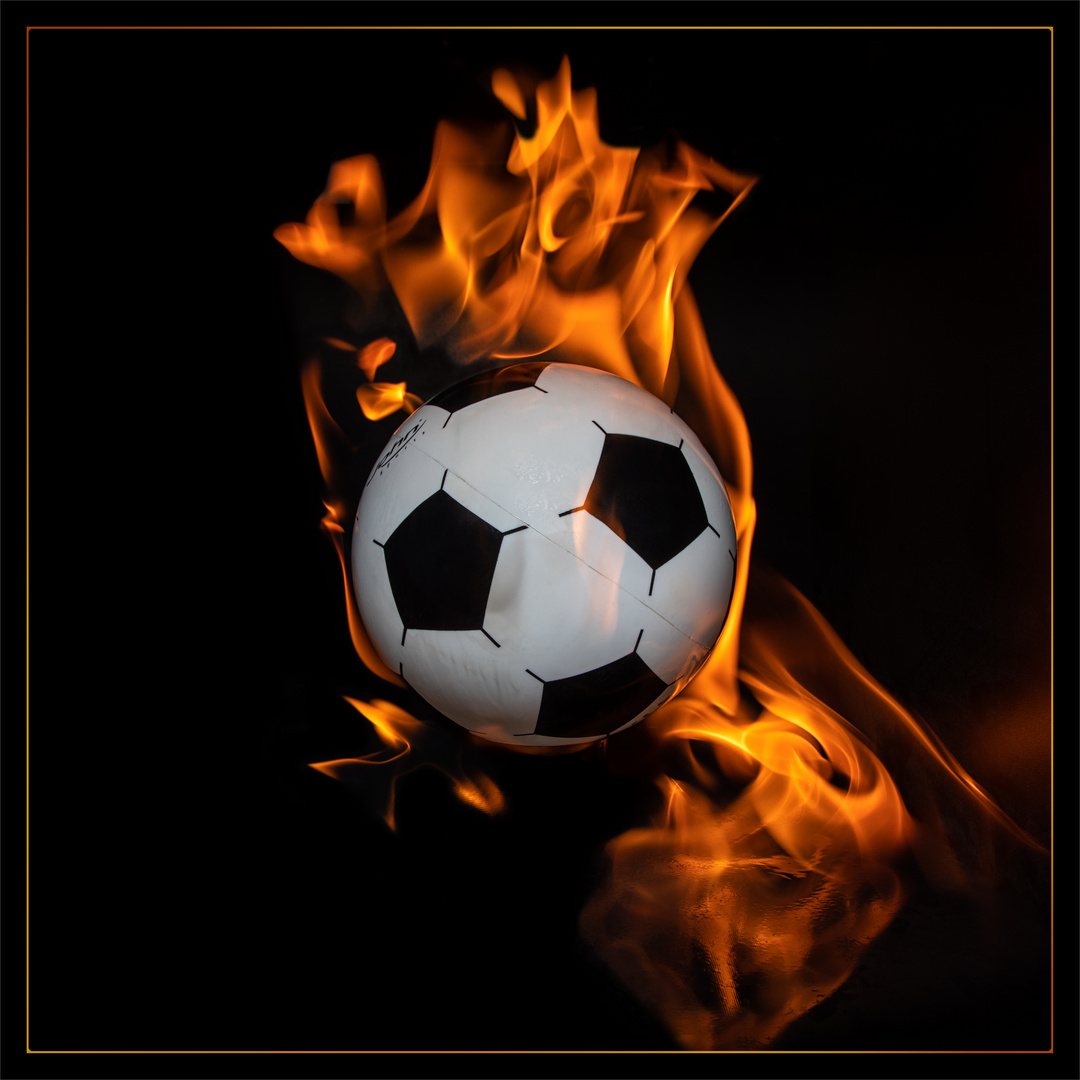 Der Ball ist heiß oder brennt es heute Abend lichterloh??? Foto & Bild ...