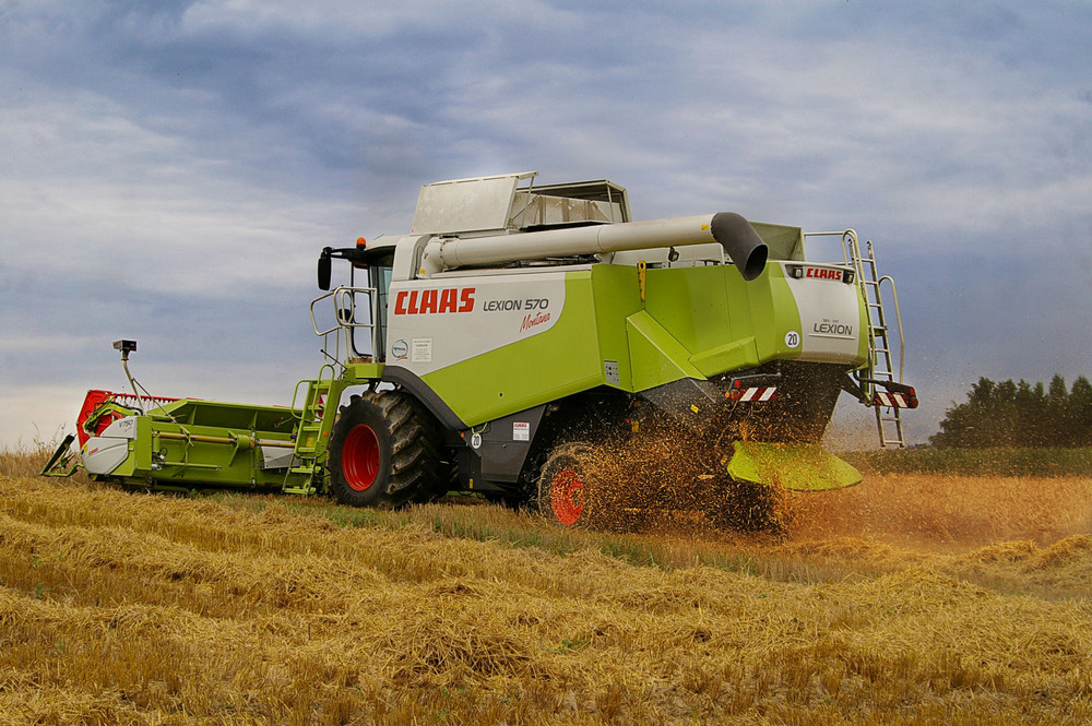 Der Bauer bei seiner Arbeit... Foto & Bild | landschaft, natur Bilder ...