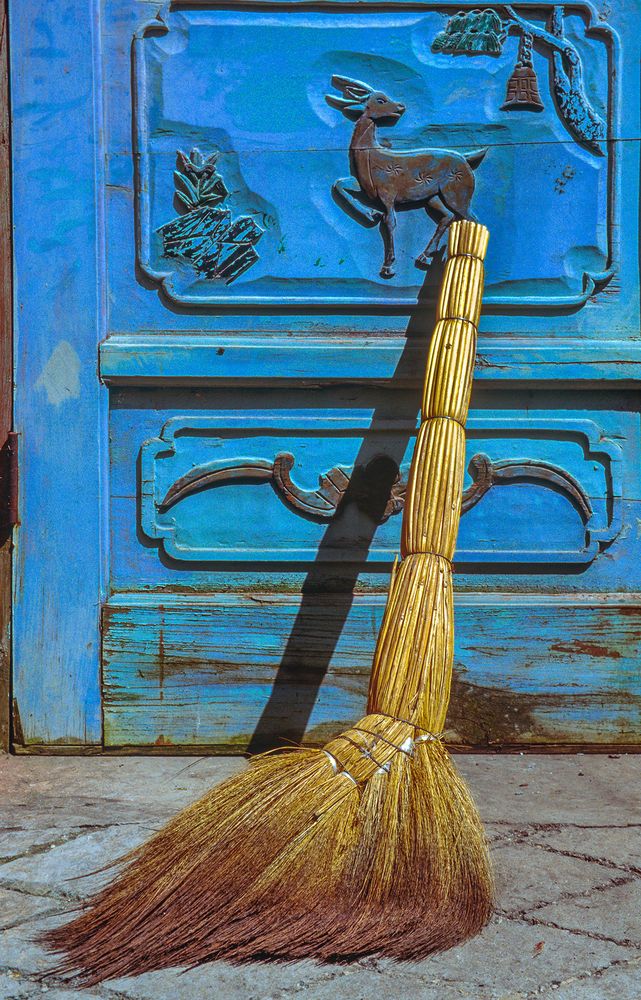 Der Besen vor der Tür Foto & Bild | blue, china, world Bilder auf ...