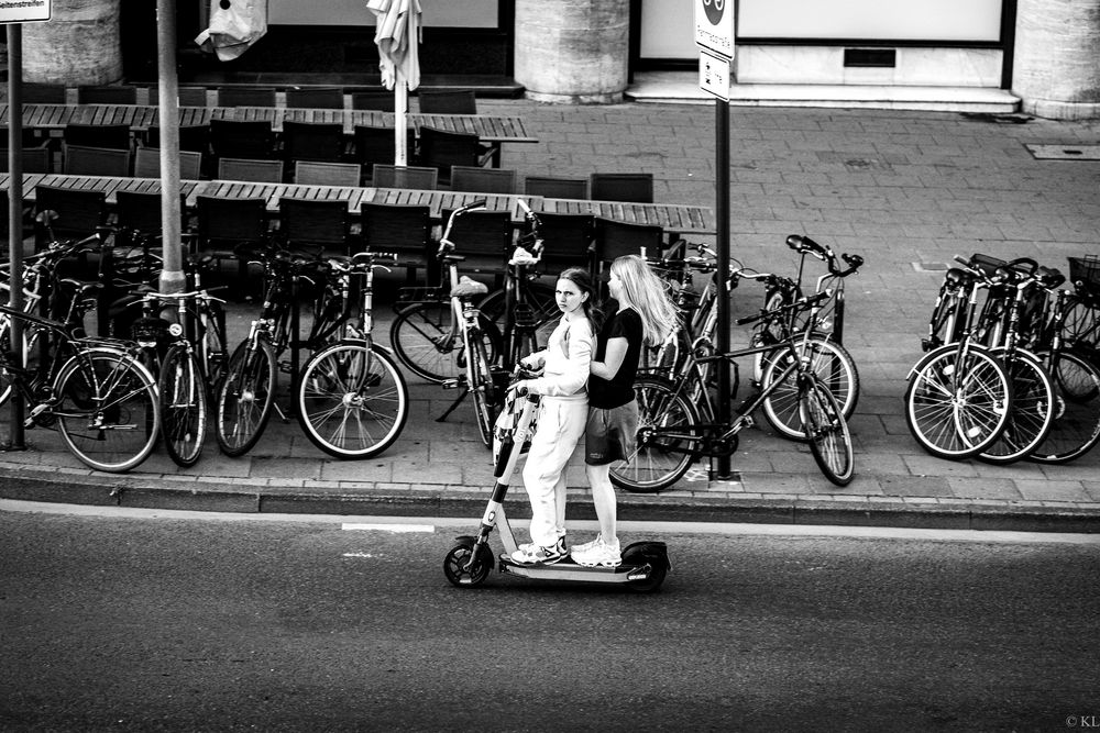 Der Blick ... Foto & Bild | streetfotografie mit menschen, street, city Bilder auf fotocommunity