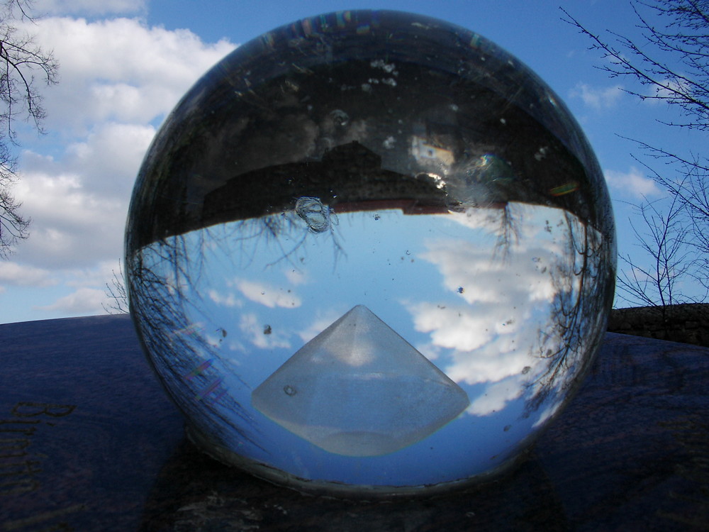 Der Blick durch die Glaskugel Foto & Bild | experimente, optische ...