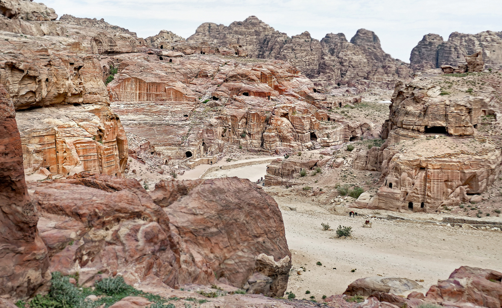 Der Blick hinunter in das Wadi Musa Foto & Bild | architektur ...