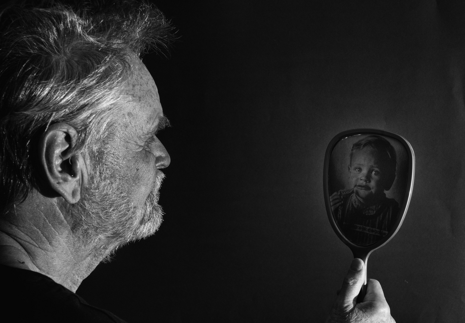 Der Blick in den Spiegel Foto & Bild | erwachsene menschen, menschen im ...