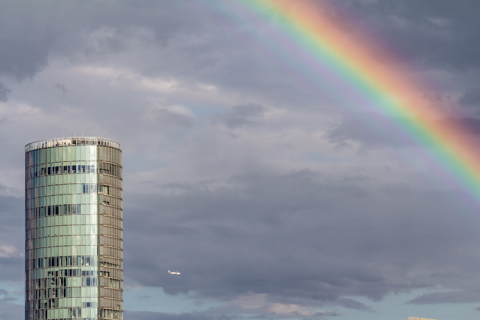 Der Bogen entsteht nur, weil der Horizont unser Sichtfeld begrenzt ...