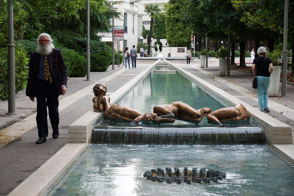 Der Brunnen Foto & Bild | architektur, erwachsene menschen, europe ...