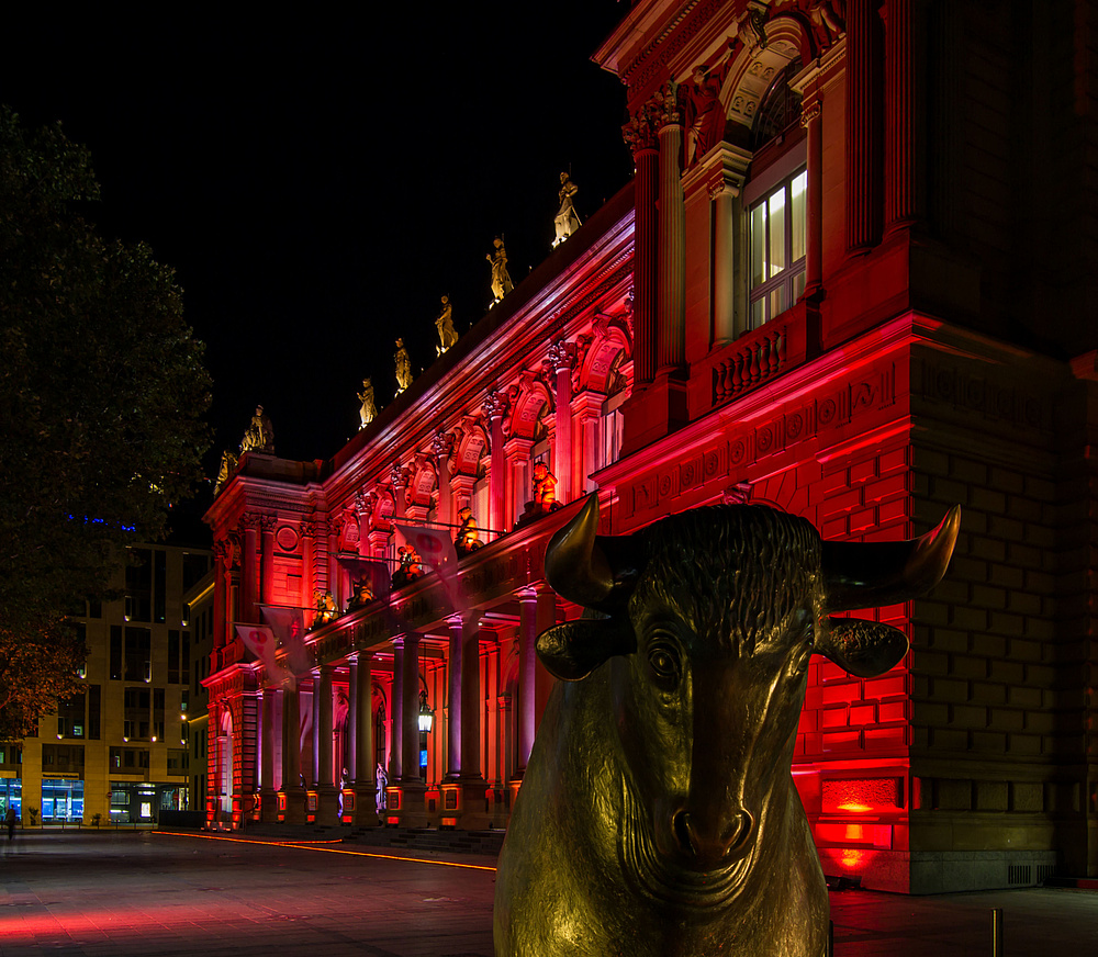 Der Bulle sieht rot Foto & Bild | architektur, architektur bei nacht ...