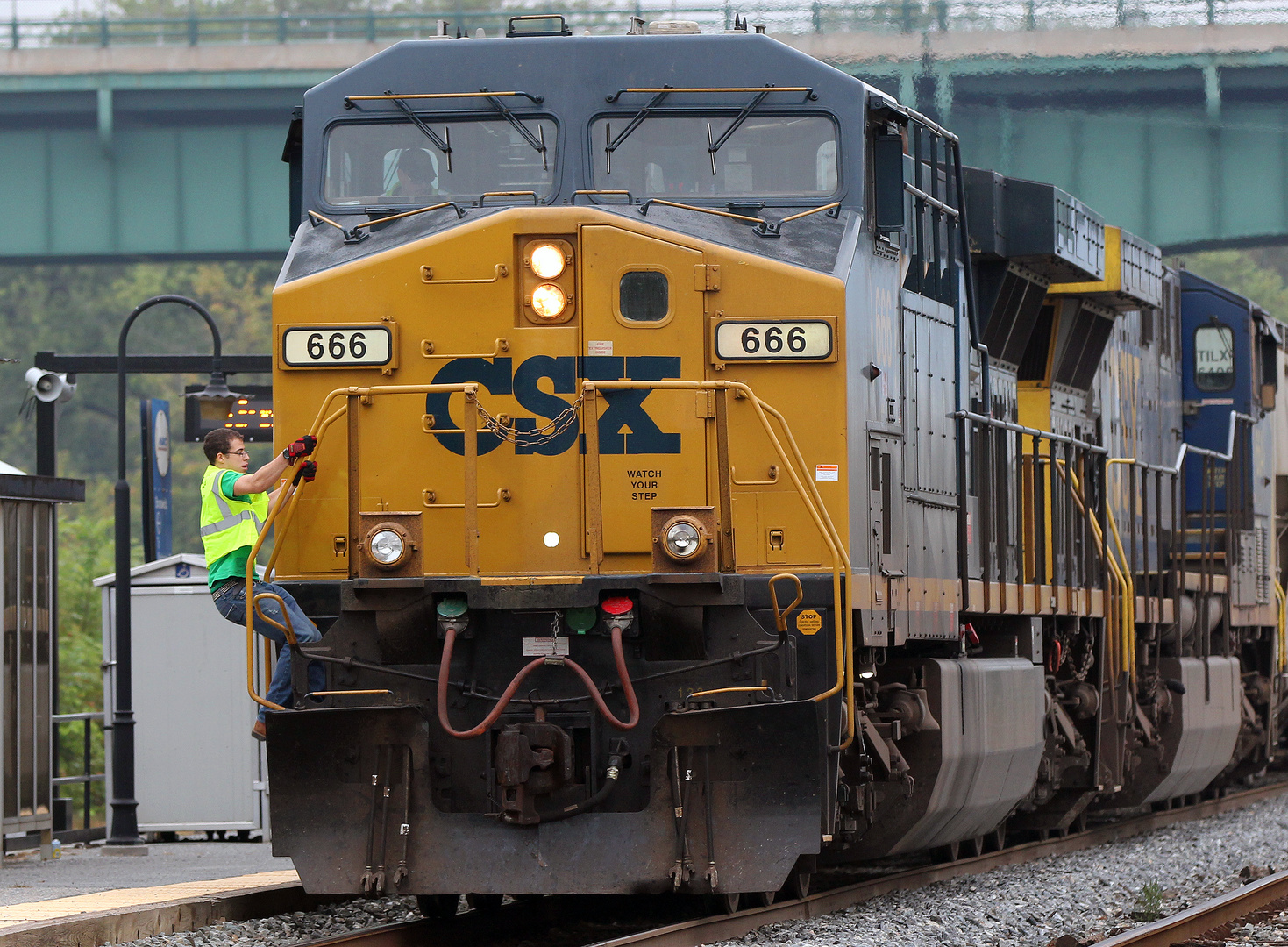 Der Conductor vom Devil Train CSXT#666, GE CW60AC, Brunswick Railway Station, MD, USA Foto ...