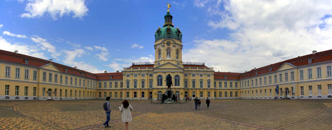 Der Ehrenhof von Schloss Charlottenburg Foto & Bild | world, spezial ...