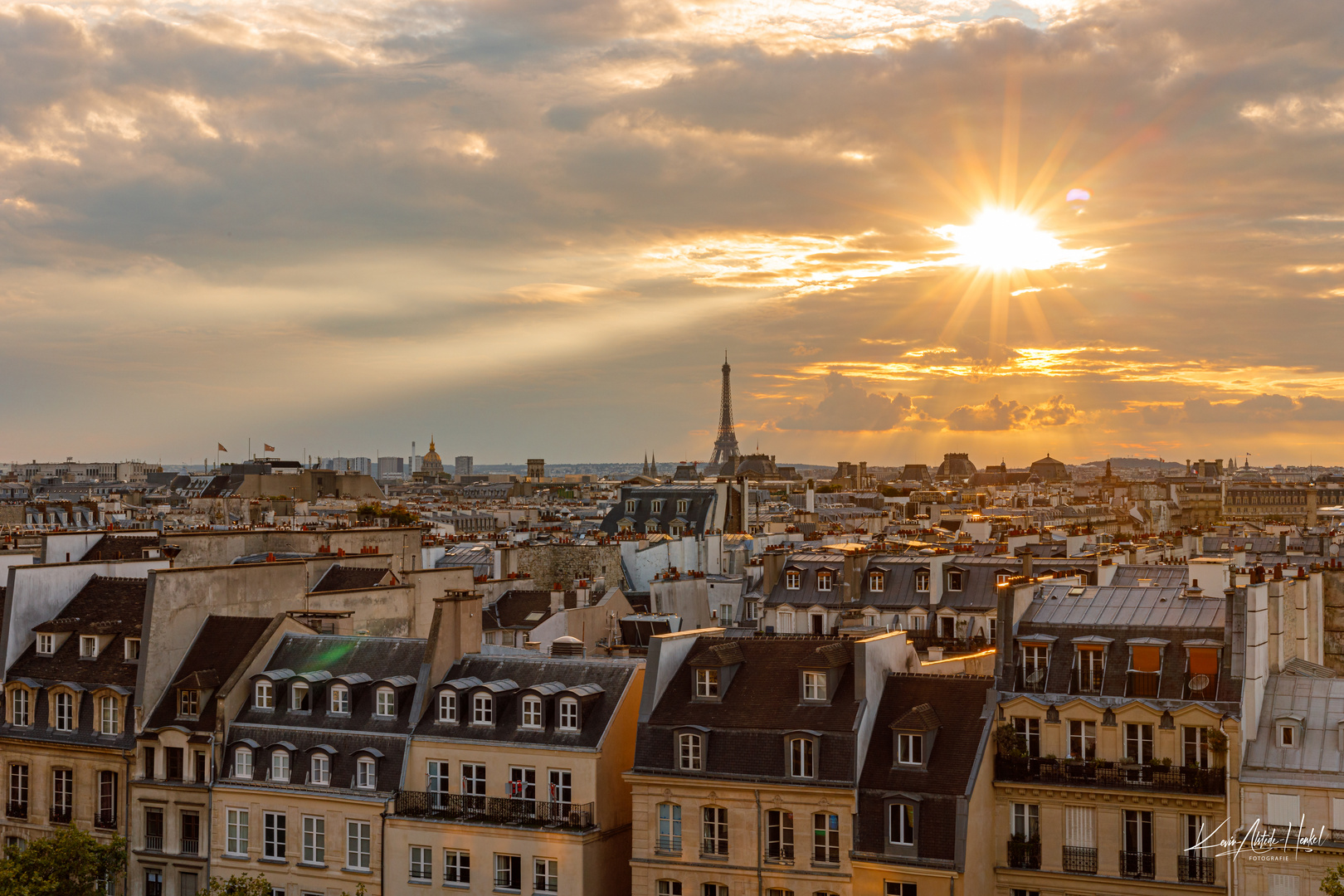Der Eifelturm im Sonnenuntergang aus der Ferne Foto & Bild ...