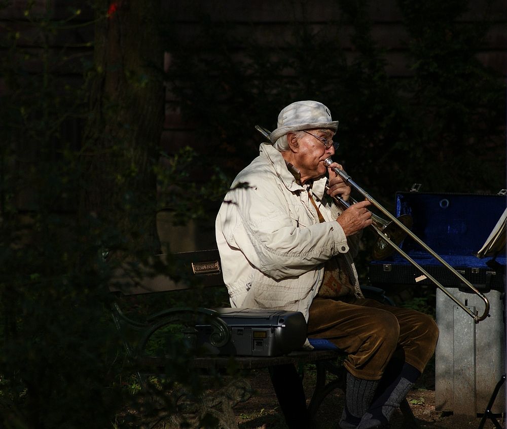 " Der einsame Musikant " Foto & Bild | erwachsene, menschen im alter ...