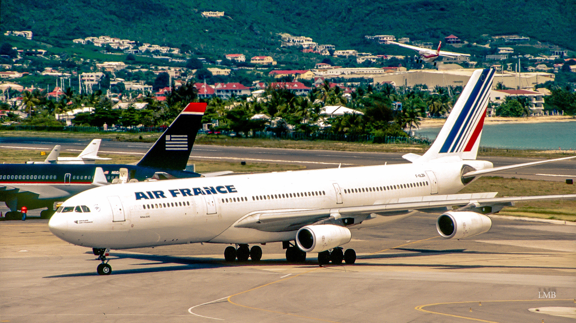 Der Flieger aus Paris Foto & Bild | architektur, north america, central ...