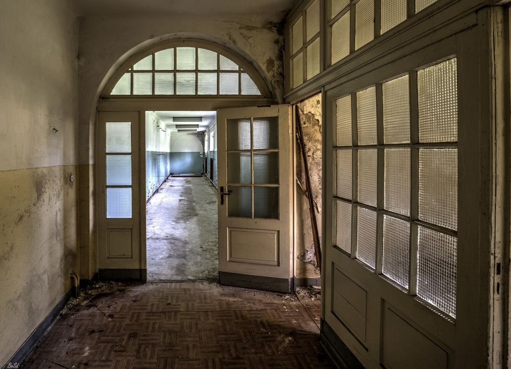 Der Flur.... Foto & Bild | fotos, spezial, marode Bilder auf fotocommunity