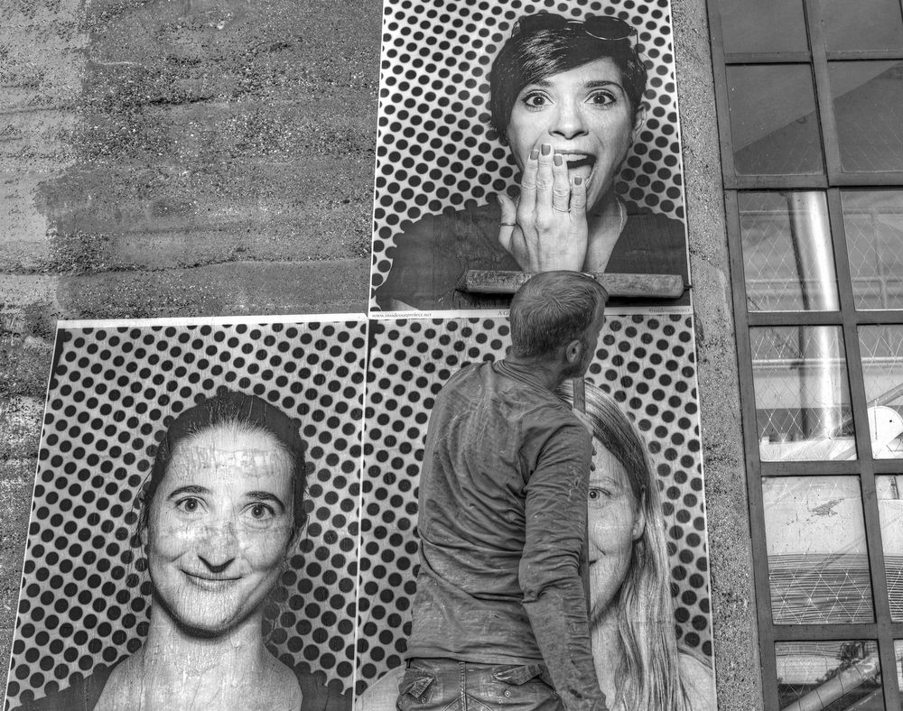 Der freundliche Tapezierer Foto & Bild | streetart, graffiti & tags, streetfotografie mit ...