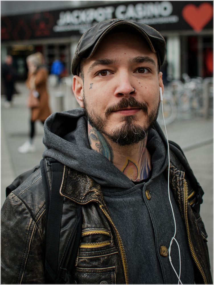 der Friseur Foto & Bild | erwachsene menschen, streetfotografie mit menschen, street: spontane ...