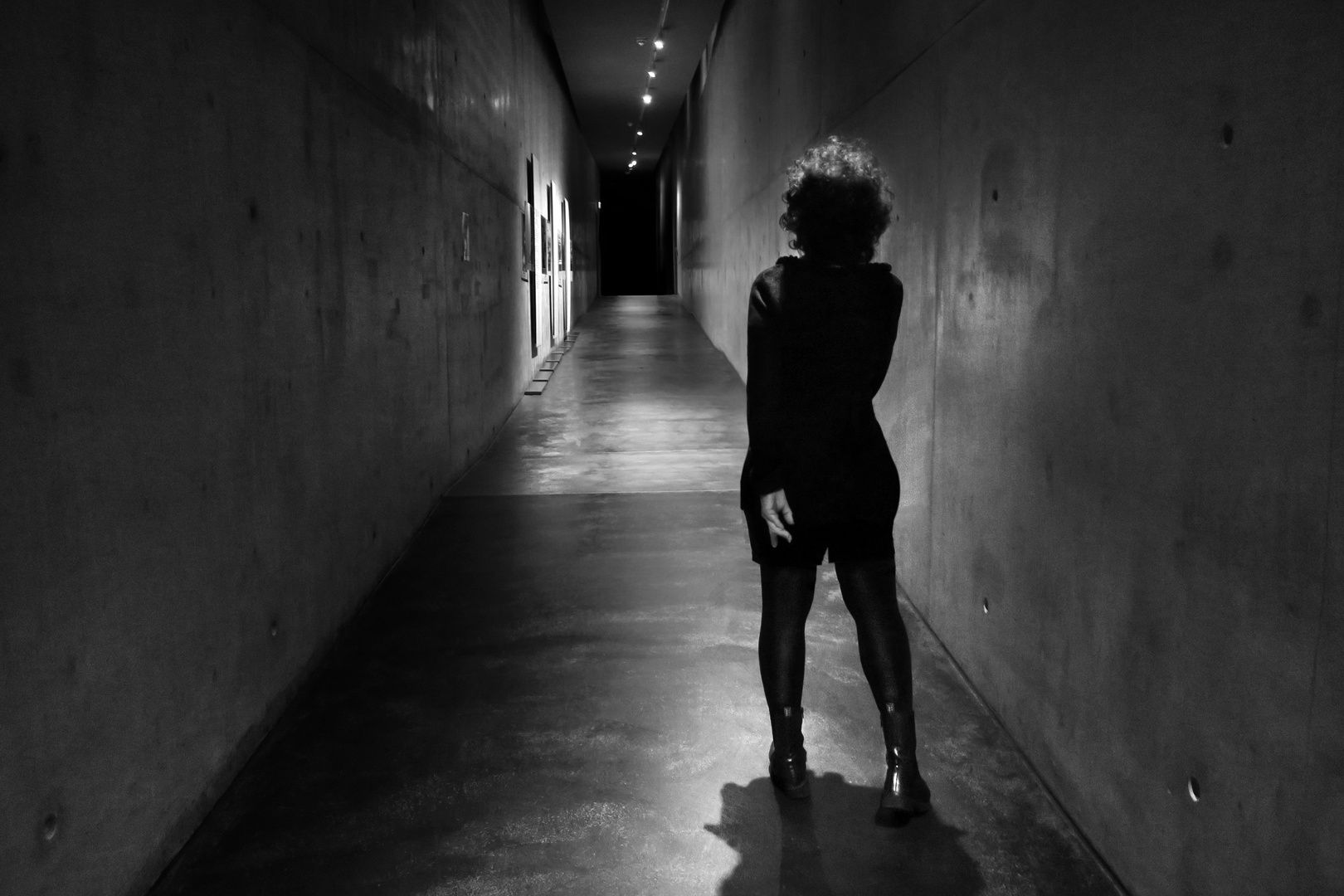 Der Gang Foto & Bild | frau, dunkel, düster Bilder auf fotocommunity