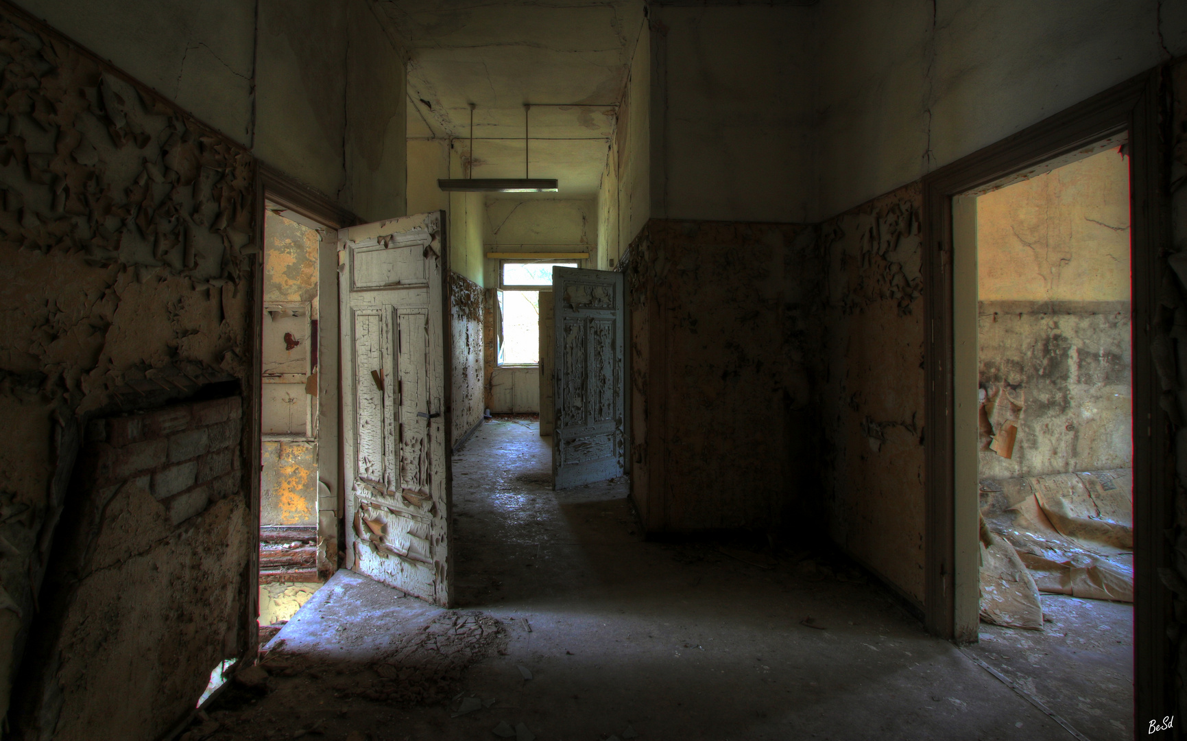 Der Gang.... Foto & Bild | architektur, marodes, lost places Bilder auf ...