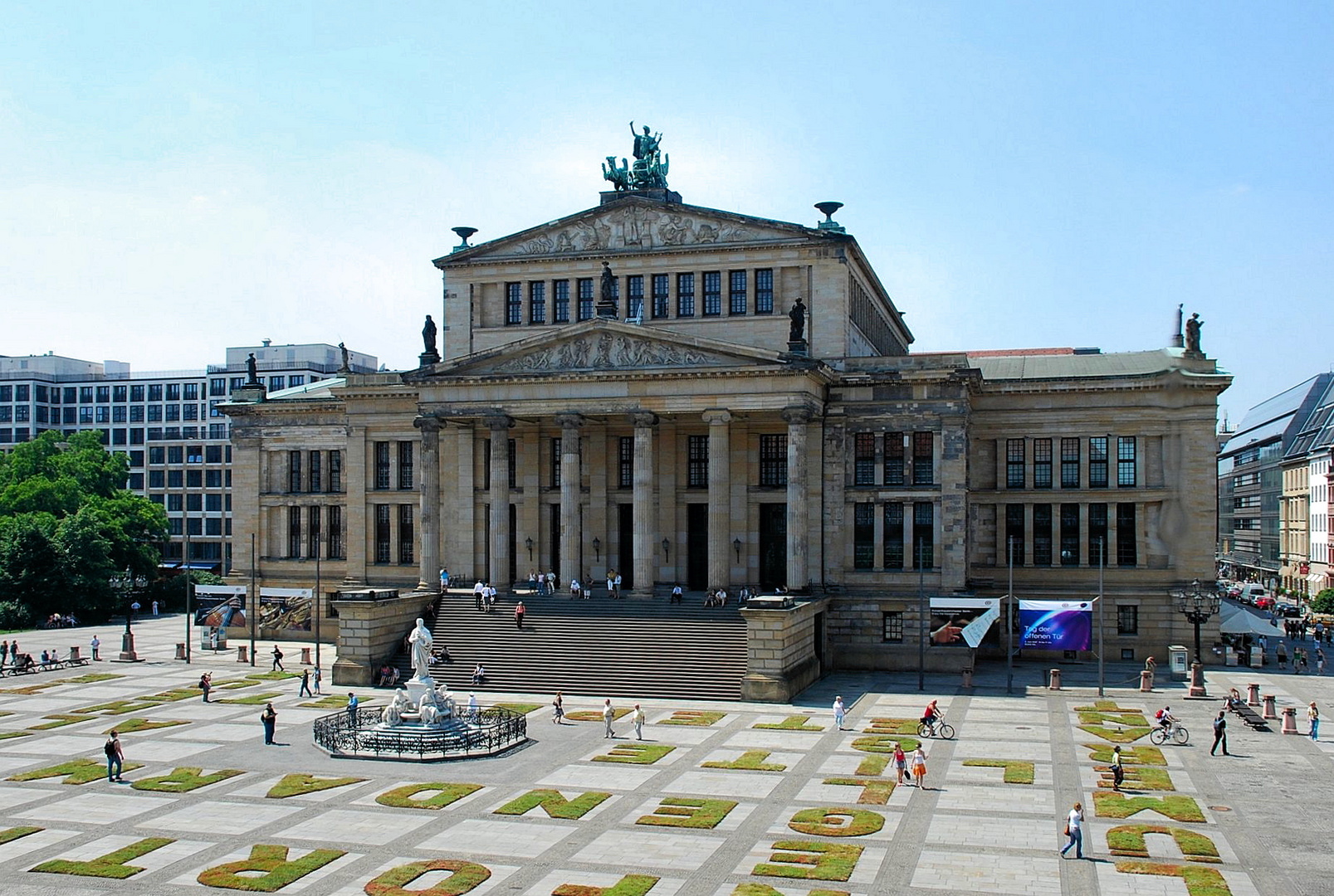 Der Gendarmenmarkt in Berlin Mitte mit dem Konzerthaus Foto & Bild ...