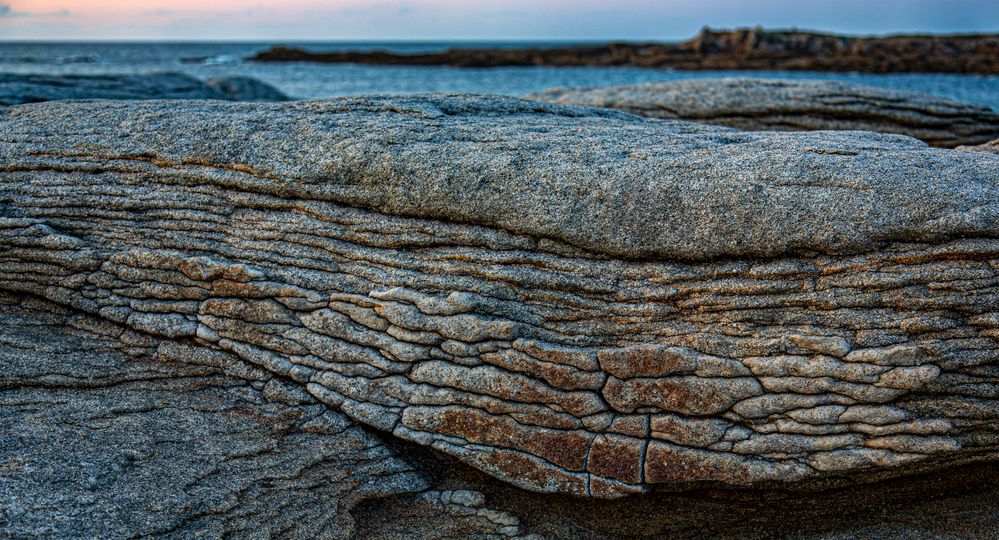 Der Granitstein trotzt Sturm und Wellen Foto & Bild | europe, france ...