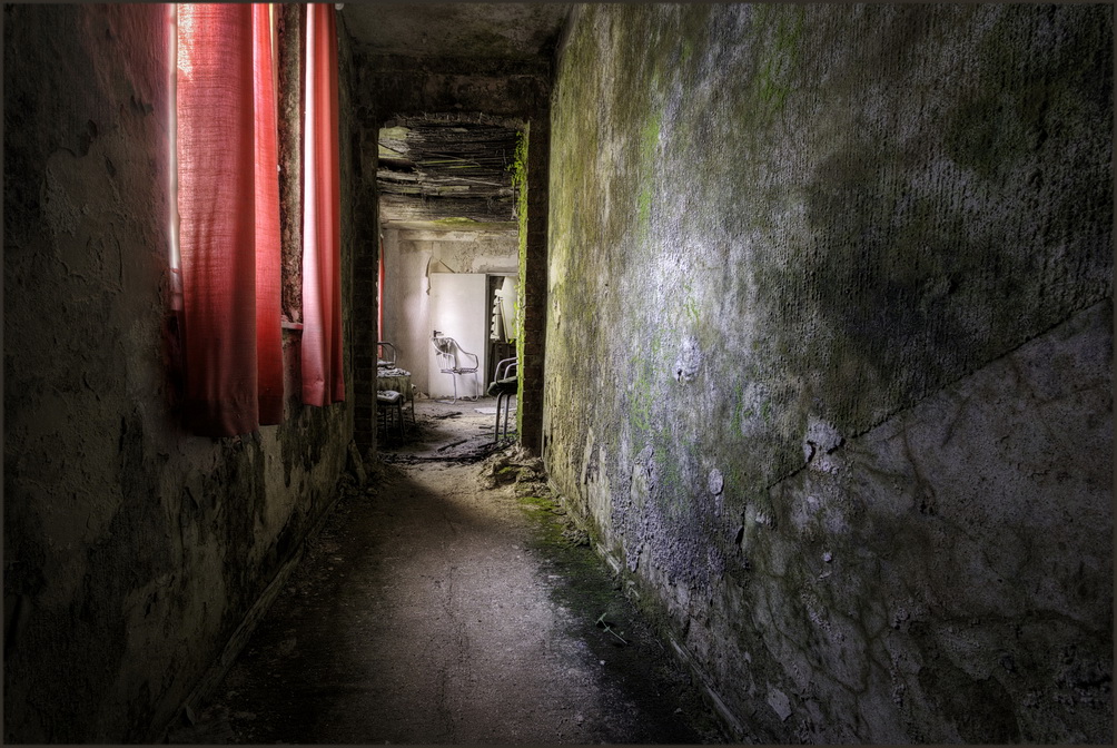 Der grüne Korridor Foto & Bild | marodes, lost places, verlassen Bilder ...