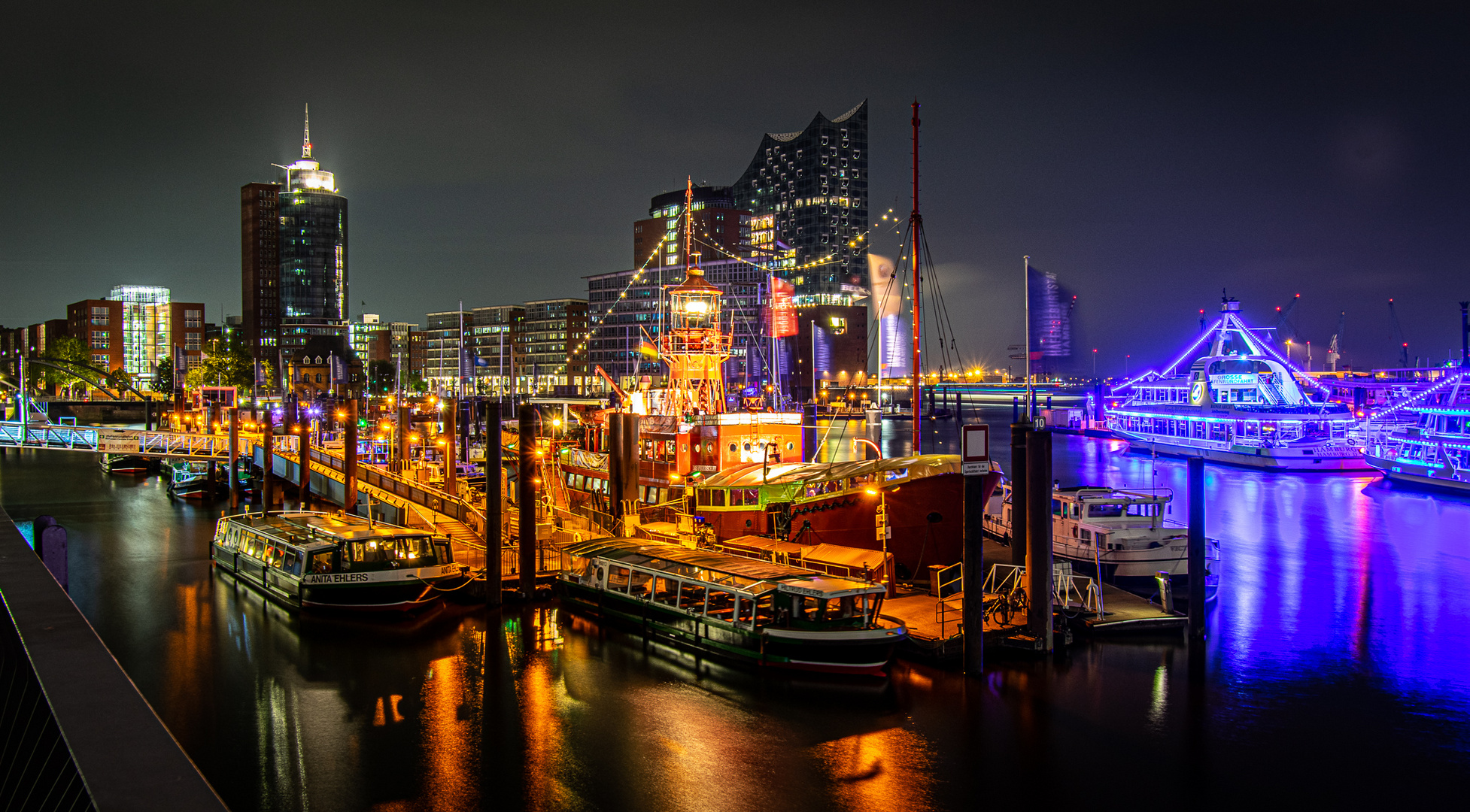 Der Hafen bei Nacht! Foto & Bild | architektur, architektur bei nacht ...