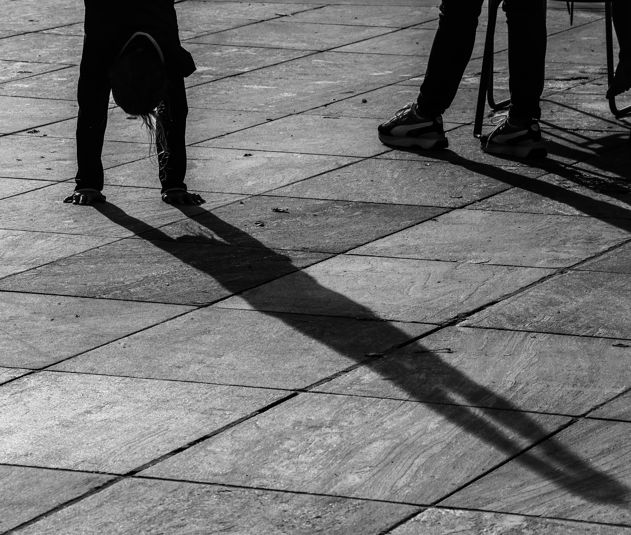 der Handstand Foto & Bild | street, schatten, sw Bilder auf fotocommunity