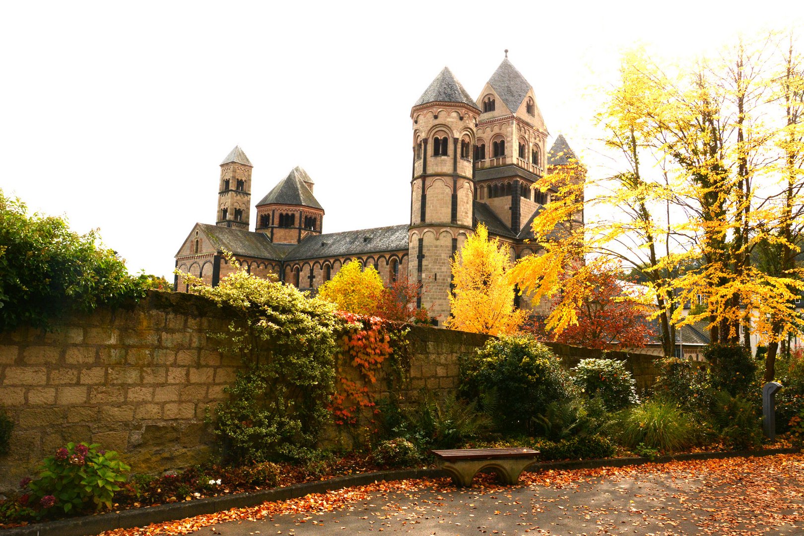 Der Herbst zeigt sich in Maria Lach Foto & Bild | world, herbst ...