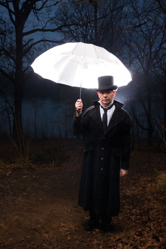 Der Herr mit Schirm Foto & Bild | fashion, outdoor, lowkey Bilder auf ...