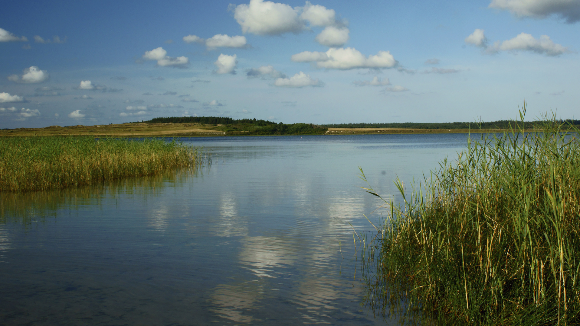 ...Der Himmel und die Landschaft treffen sich in der Ferne... Foto ...