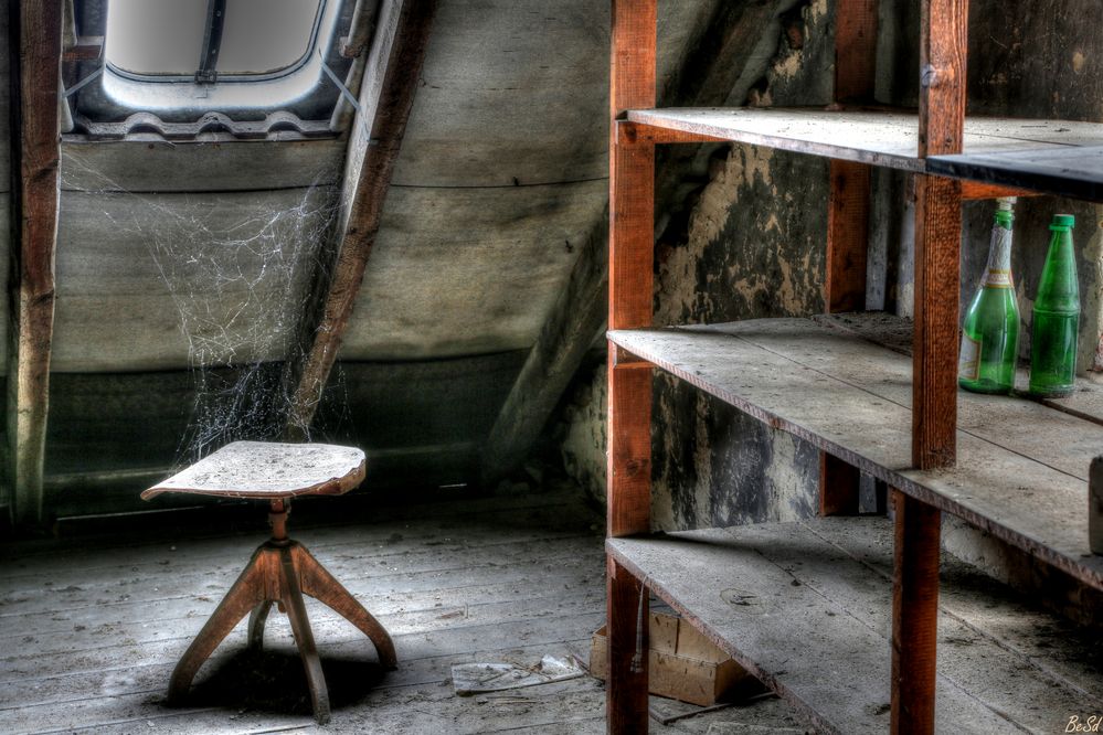 der Hocker... Foto & Bild | architektur, lost places, marodes Bilder ...