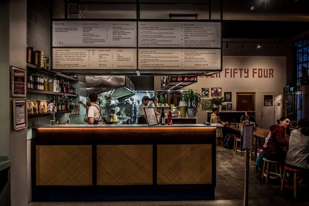 Der Imbiss Foto & Bild | architektur, erwachsene, menschen bei der ...