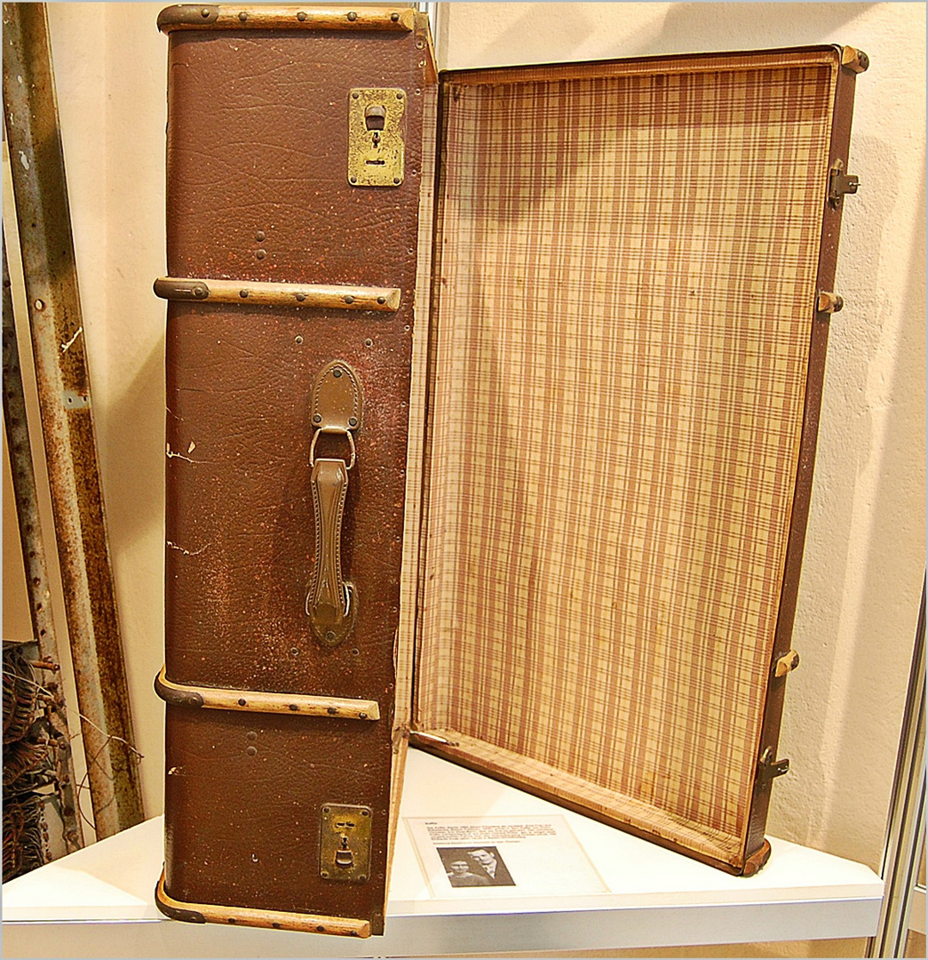 der Koffer Foto & Bild | berlin, mauer, damals Bilder auf fotocommunity