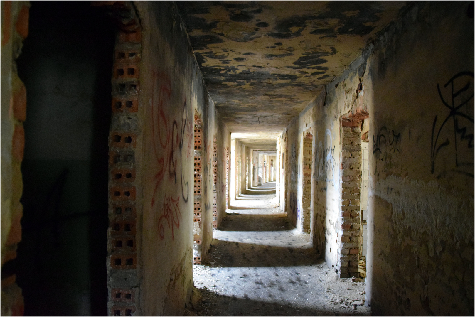 der lange Korridor Foto & Bild | lost places, architektur, motive ...