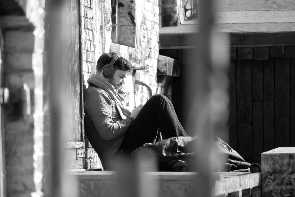 Der Leser Foto & Bild | erwachsene menschen, streetfotografie mit menschen, monochrom Bilder auf ...