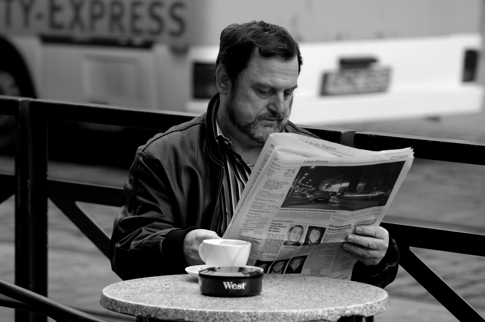 Der Leser Foto & Bild | streetfotografie mit menschen, street: spontane ...