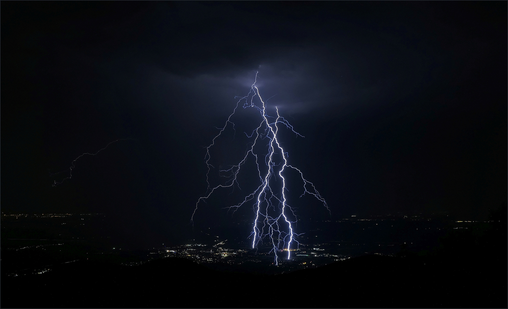 Der Magische Blitz Foto & Bild | landschaft, gewitterfotos, wetter ...