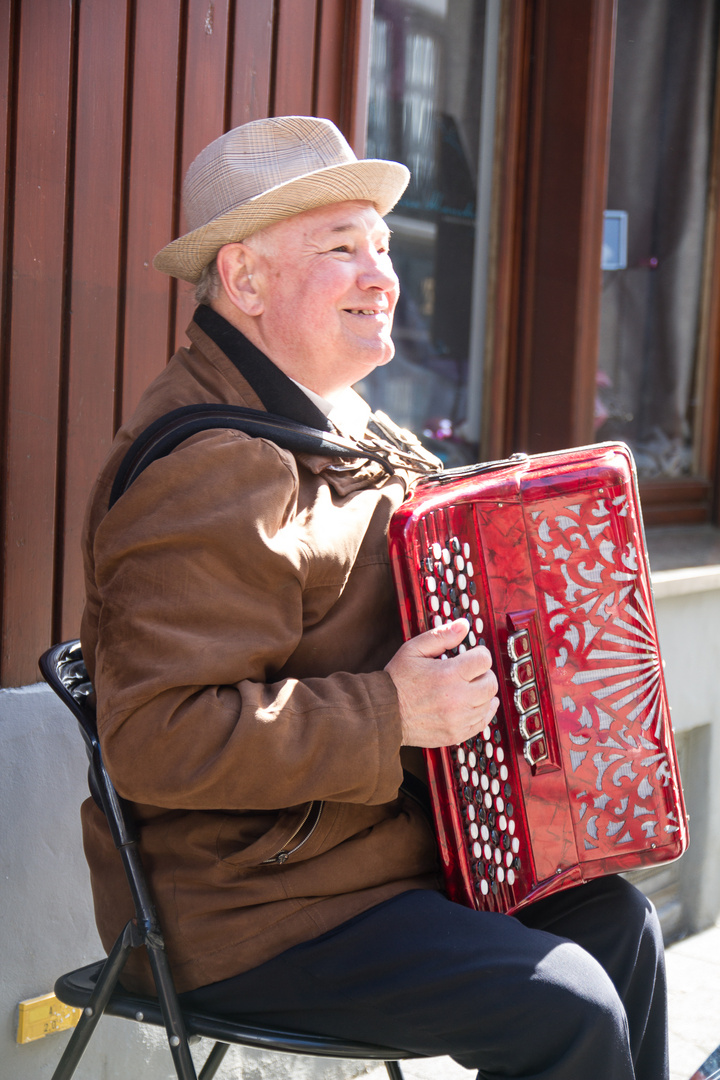 Der Mann am Straßenrand 2 Foto & Bild | streetfotografie mit menschen, street: spontane ...